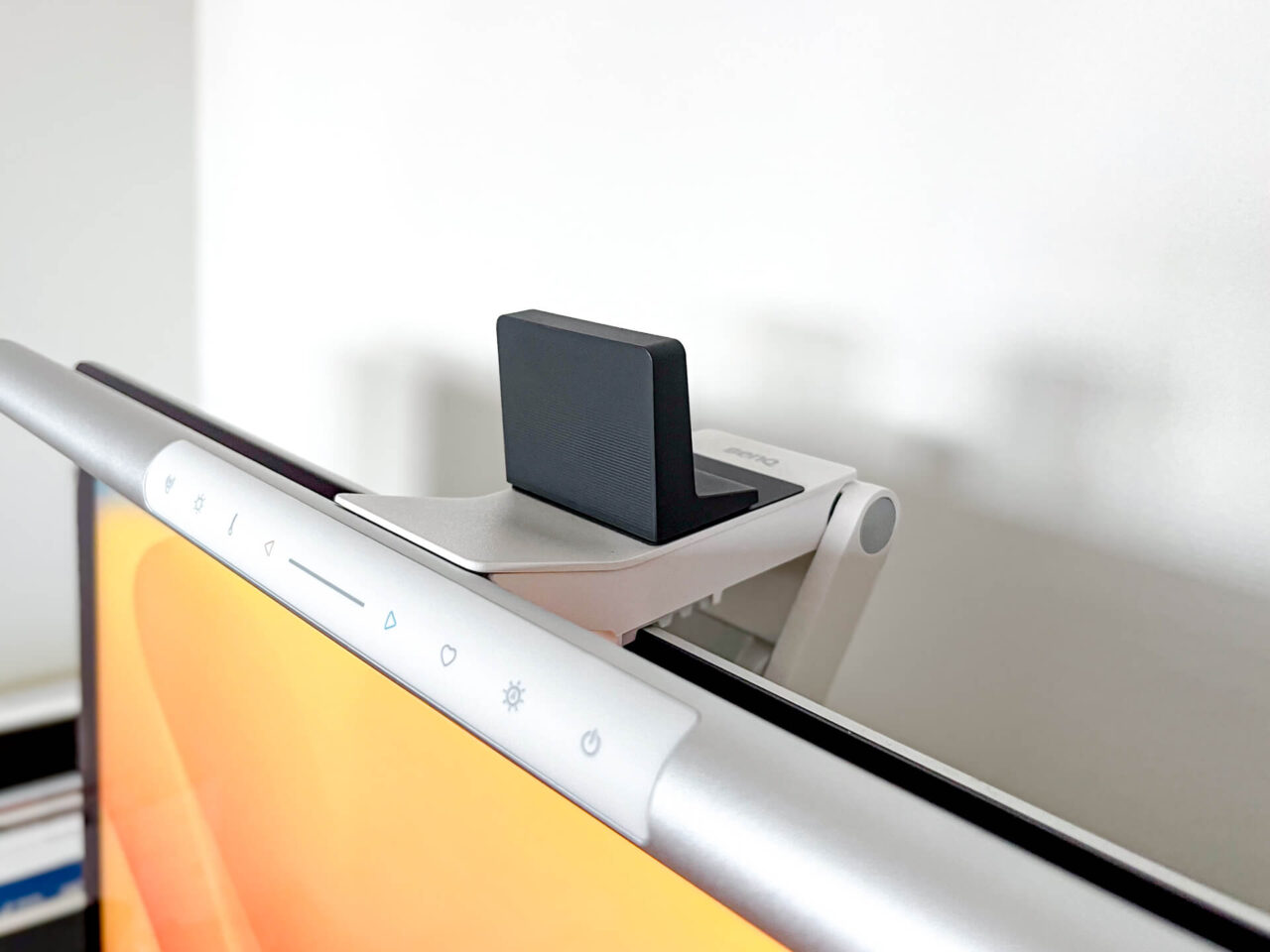 モニターライトとWebカメラを併用。設置場所が重なる問題を、BenQのコレが解決してくれた｜Fuyuna Blog