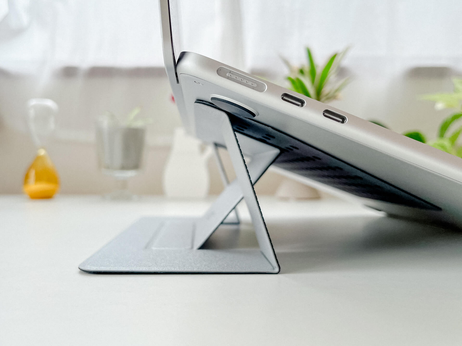 MOFTの貼る「ノートPCスタンド」が快適かつ片付けの手間・時間を減らしてくれた｜Fuyuna Blog